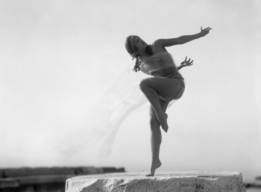 ΓΚΑΛΕΡΙ: Γυμνή Nelly στην Ακρόπολη | DOC TV | documenting everyday life