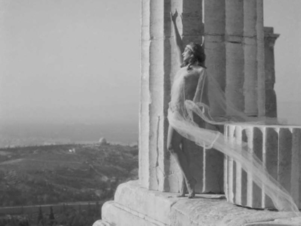 ΓΚΑΛΕΡΙ: Γυμνή Nelly στην Ακρόπολη | DOC TV | documenting everyday life